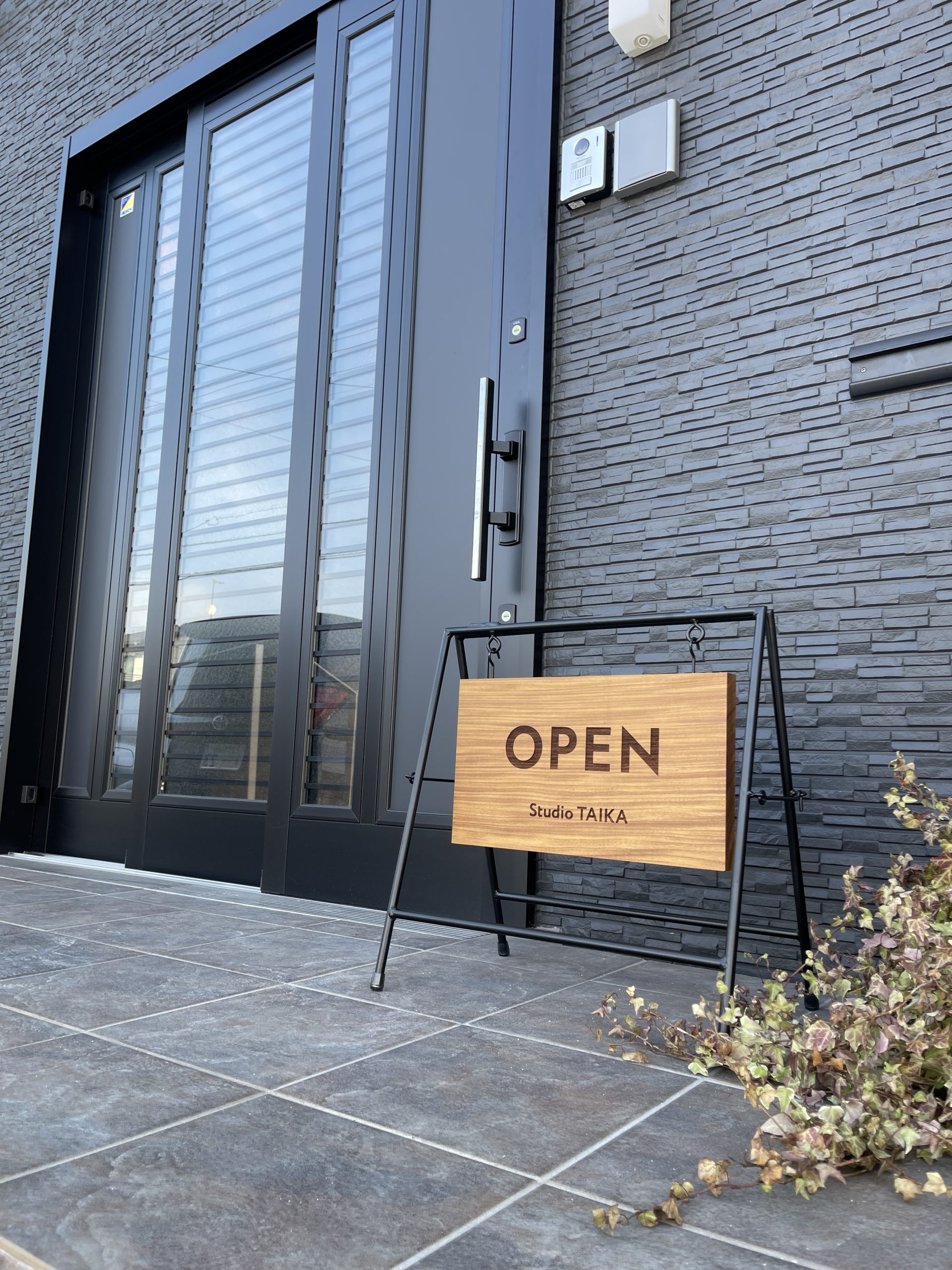 店舗入り口に看板設置しました！ | StudioTAIKA