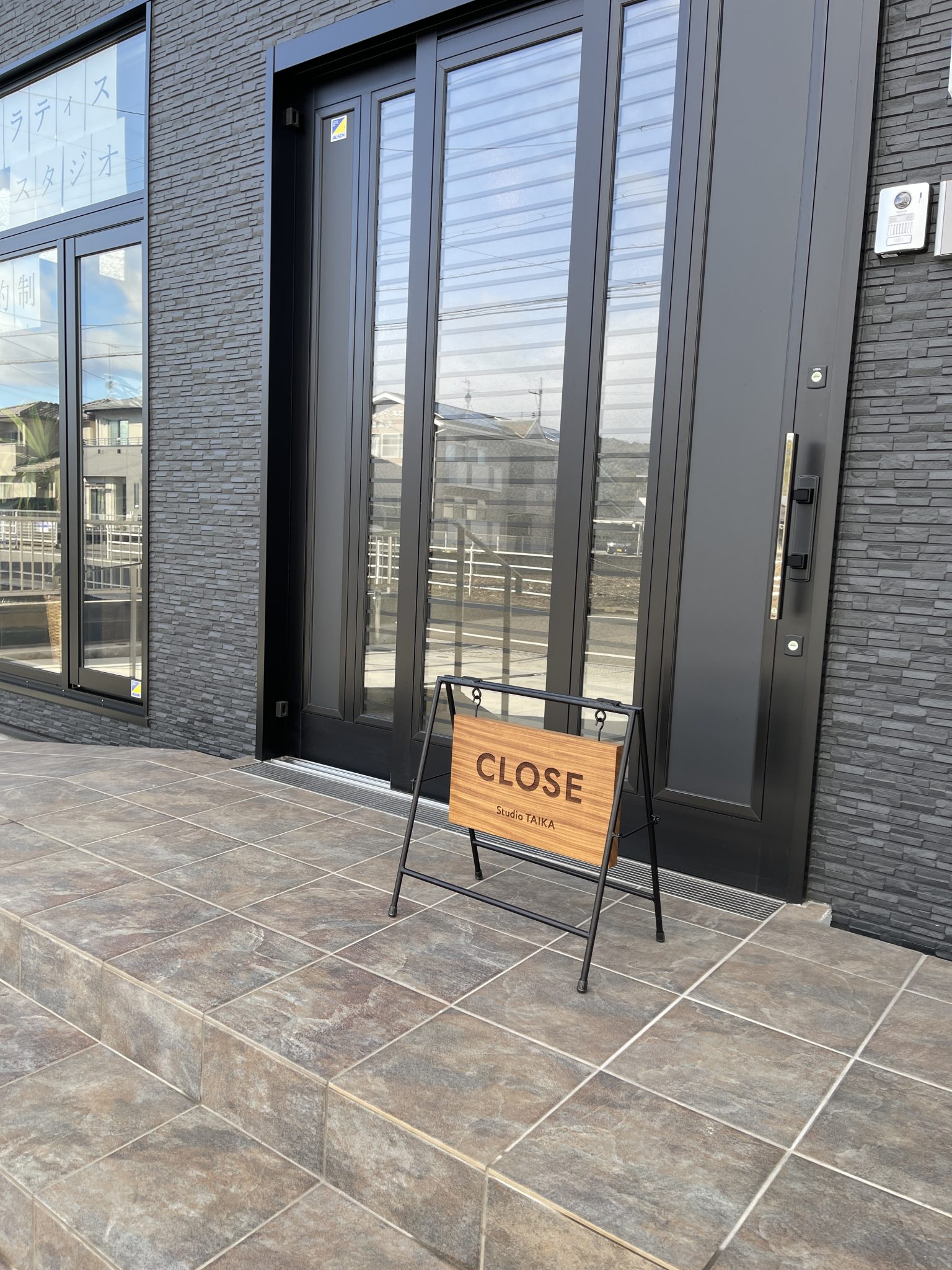 店舗入り口に看板設置しました！ | StudioTAIKA